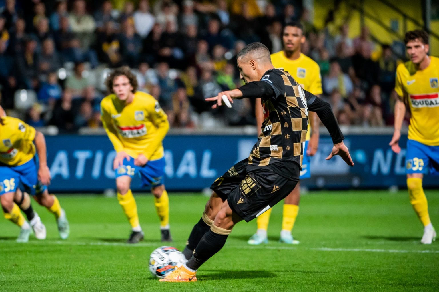 【第15節ウェステルロ戦】林選手のPK奪取＆勝ち越し弾でイエロー・ブルーダービーに勝利！ | STVV（シント＝トロイデンVV）日本公式サイト