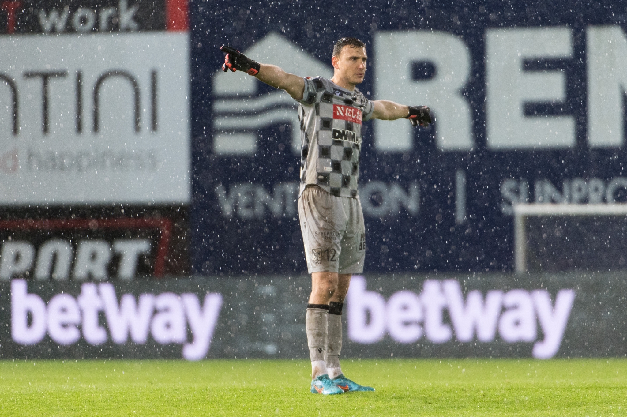 【カップ戦準々決勝ズルテ・ワレヘム戦 】数的不利の中、2度PKを献上してしまい、今季のカップ戦の挑戦は終了 | STVV（シント＝トロイデンVV）日本公式サイト